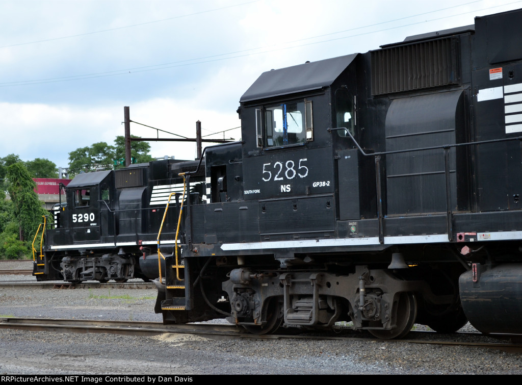 NS GP38-2s 5290 and 5285